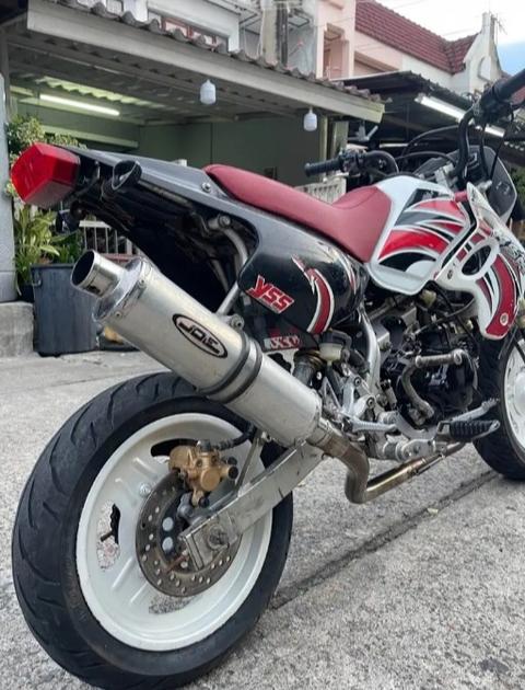 รถ Kawasaki สีขาวเครื่องแรง | ENNXO