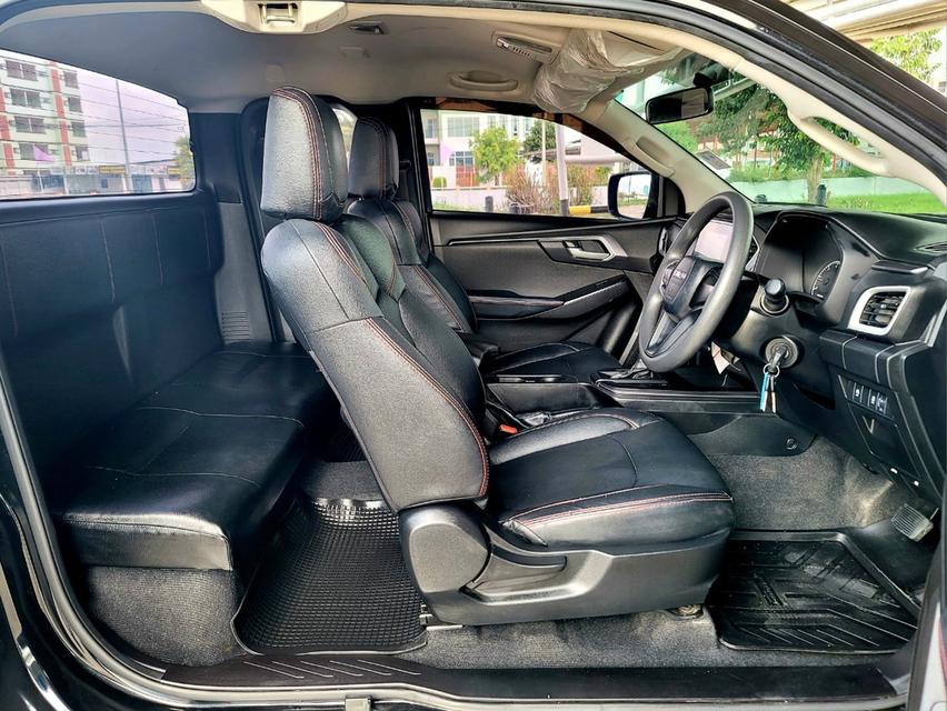 Isuzu D-Max Cab 1.9 L(DA) Hilander 2022 | ENNXO