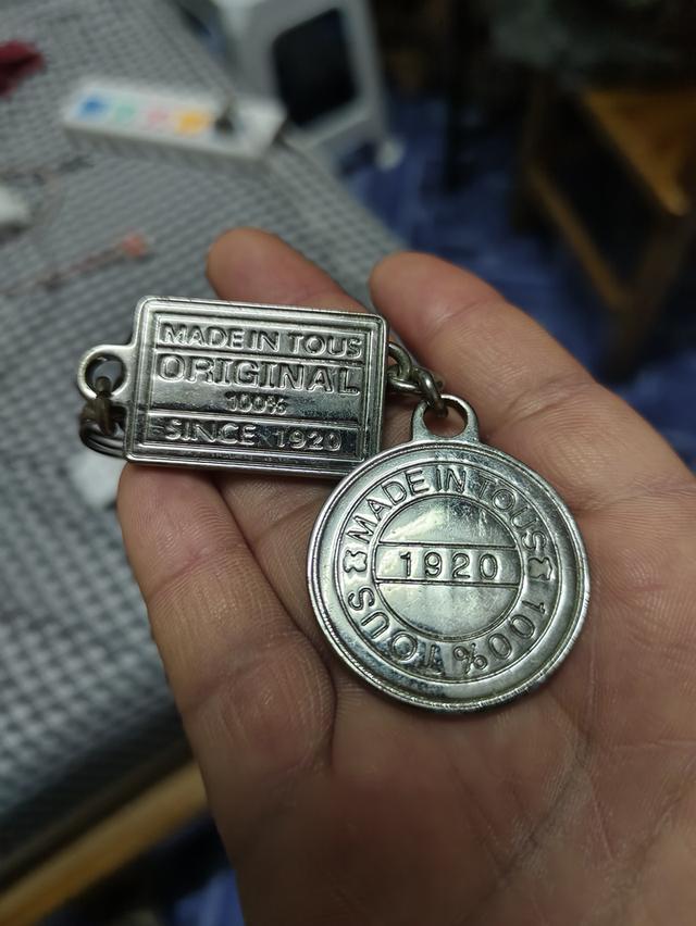 พวงกุญแจในภาพเป็นของแบรนด์ TOUS | ENNXO