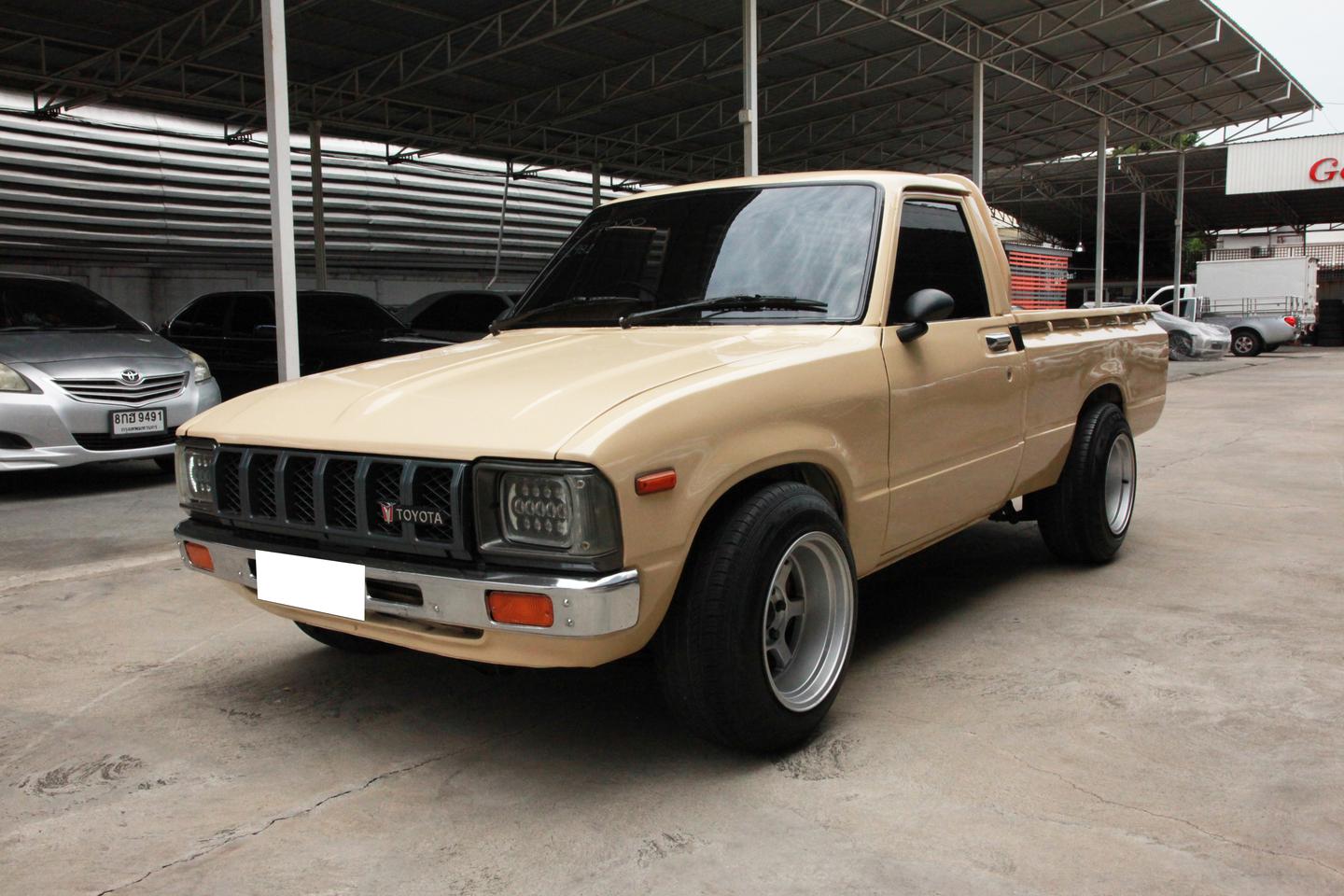 TOYOTA Hilux (RN30) เกียร์ธรรมดา เครื่องยนต์เบนซิน ปี 1981 | ENNXO