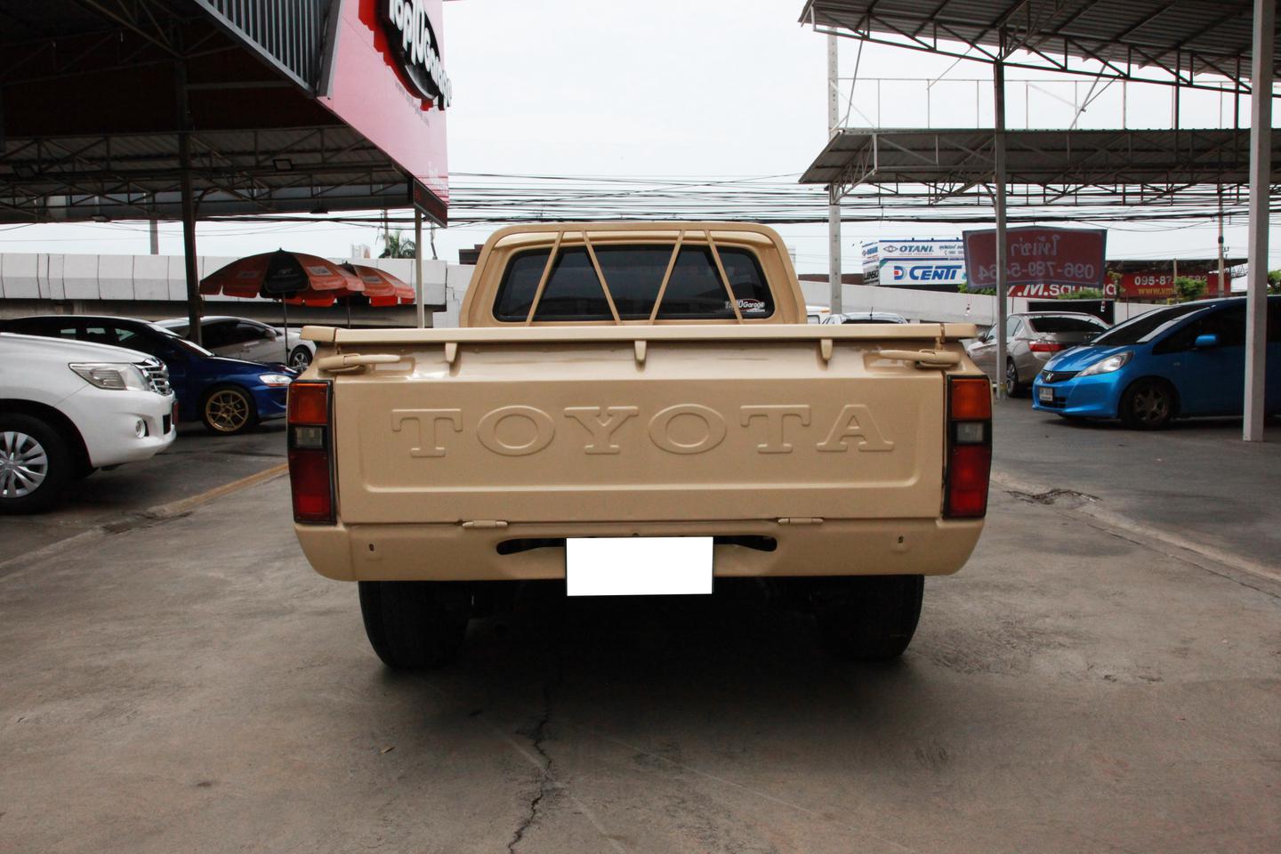 TOYOTA Hilux (RN30) เกียร์ธรรมดา เครื่องยนต์เบนซิน ปี 1981 | ENNXO